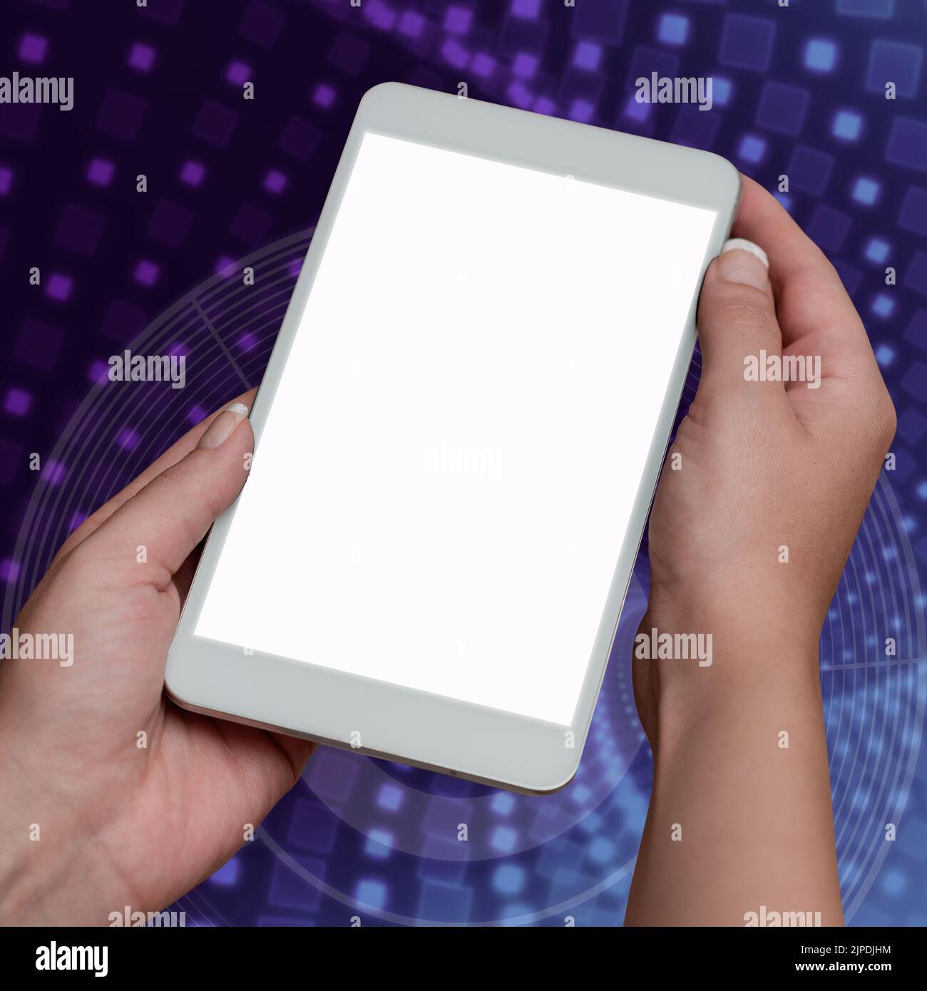 Schermata del telefono cellulare con idee importanti e nota appiccicata ...