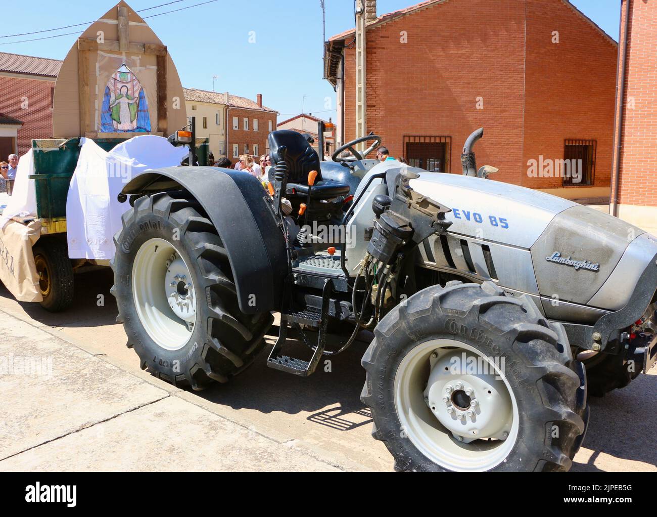 Lamborghini trattore con galleggiante per il villaggio regine festa per ...