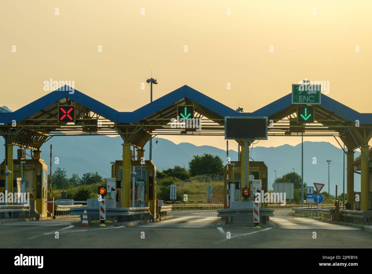 Il casello dell'autostrada a pagamento mostra la direzione giusta sull ...