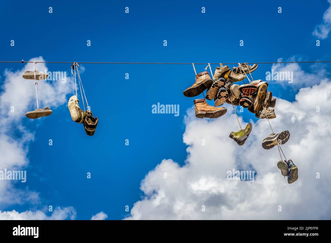 Scarpe appese immagini e fotografie stock ad alta risoluzione - Alamy