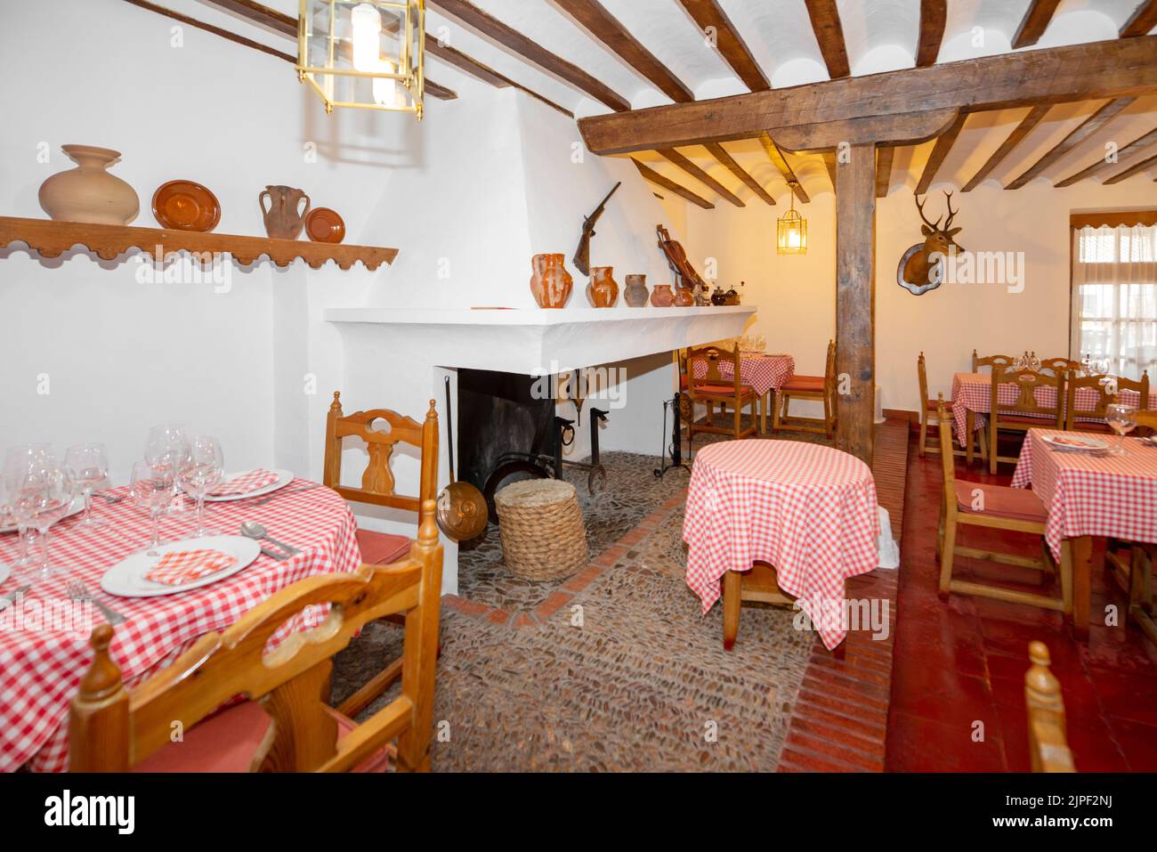 Sala da pranzo di un ristorante rustico villaggio con un grande camino ...