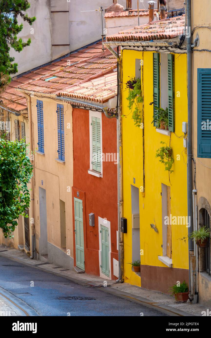 Facciate colorate immagini e fotografie stock ad alta risoluzione - Alamy