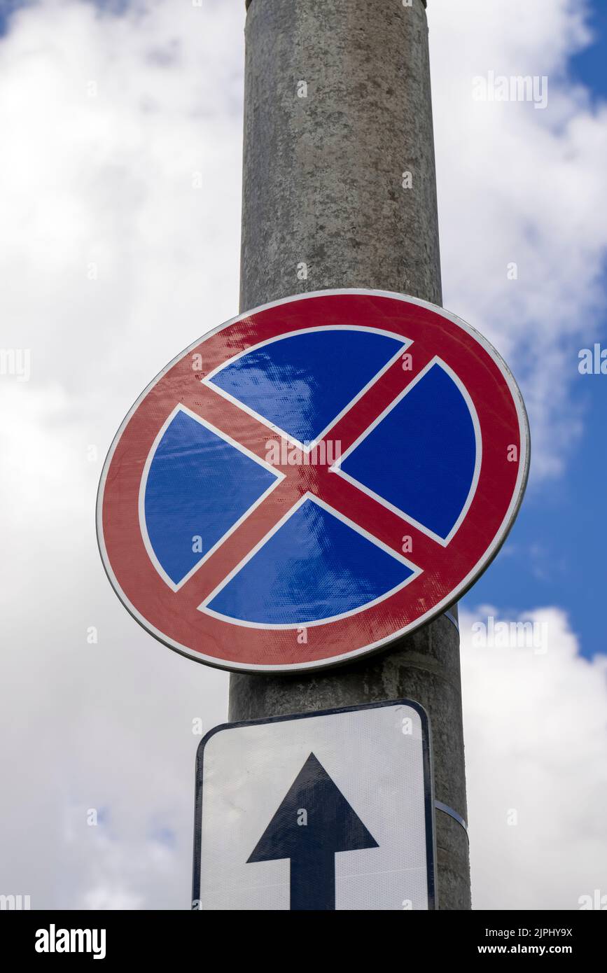 Un cartello stradale installato sulla strada per regolare il traffico ...