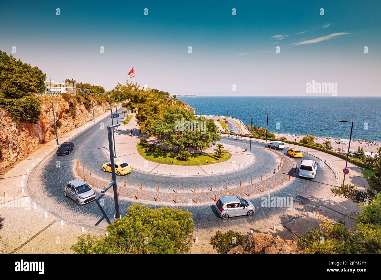 10 luglio 2022, Antalya, Turchia: Auto e moto salgono la tortuosa ...