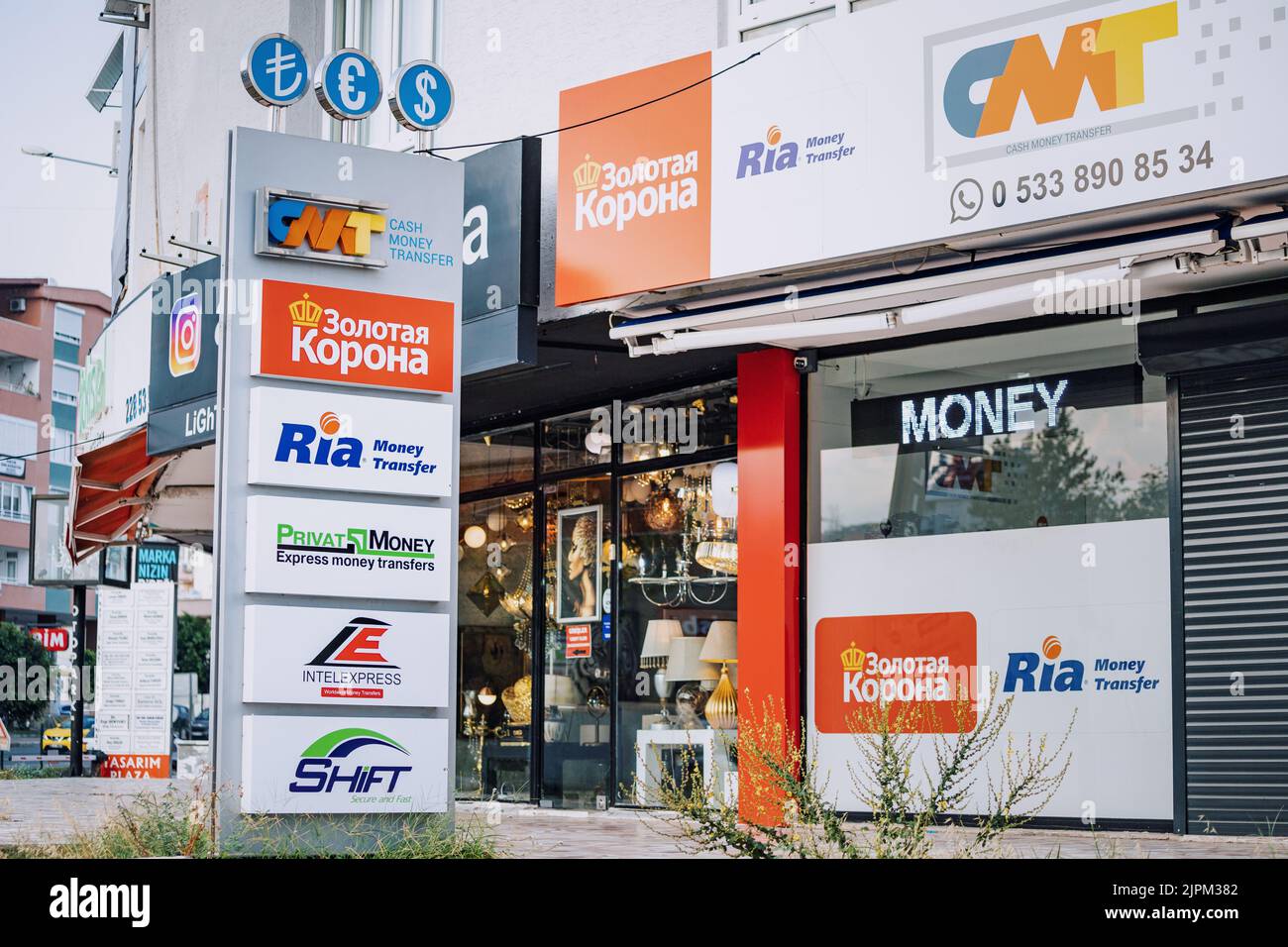 10 luglio 2022, Antalya, Turchia: Uffici della società che effettuano ...