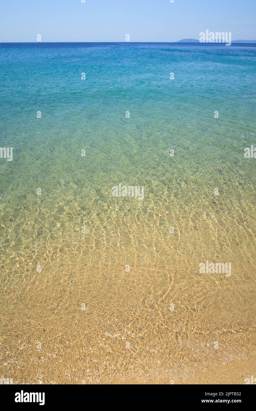 Spiaggia con acqua di mare limpido immagini e fotografie stock ad alta ...