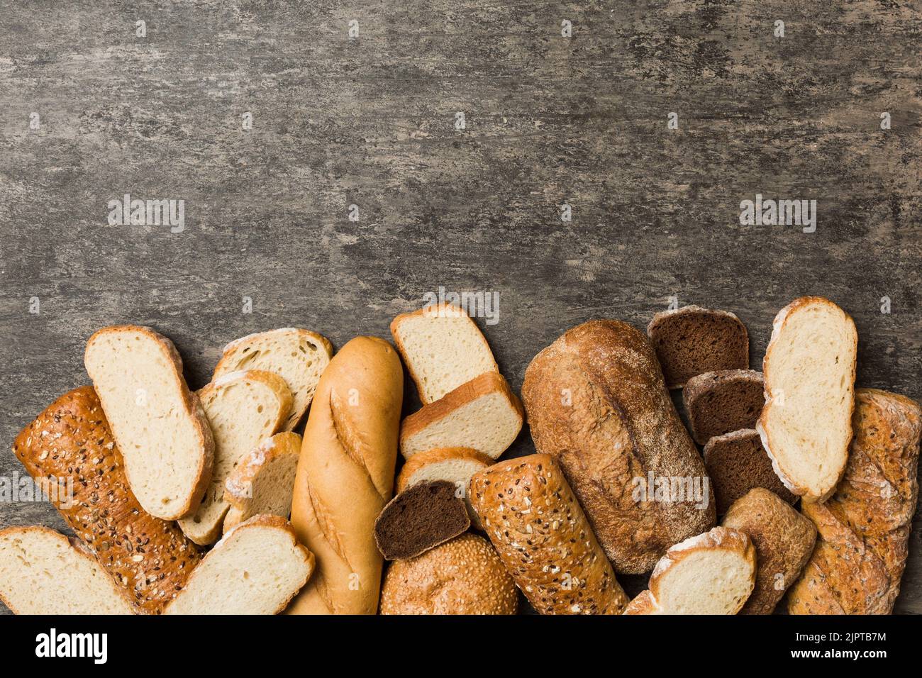 Pane naturale fatto in casa. Diversi tipi di pane fresco come sfondo ...