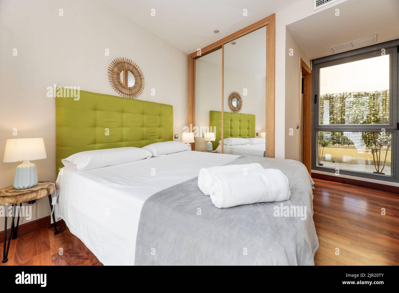 Camera da letto con letto matrimoniale con testiera imbottita in ...