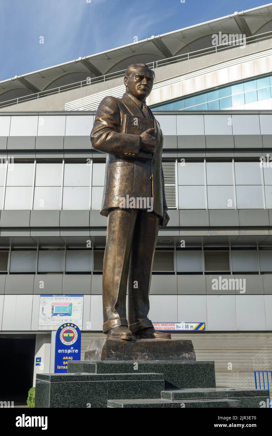 ISTANBUL, TURCHIA - 22 AGOSTO 2022: Statua di Ataturk sull'ingresso ...