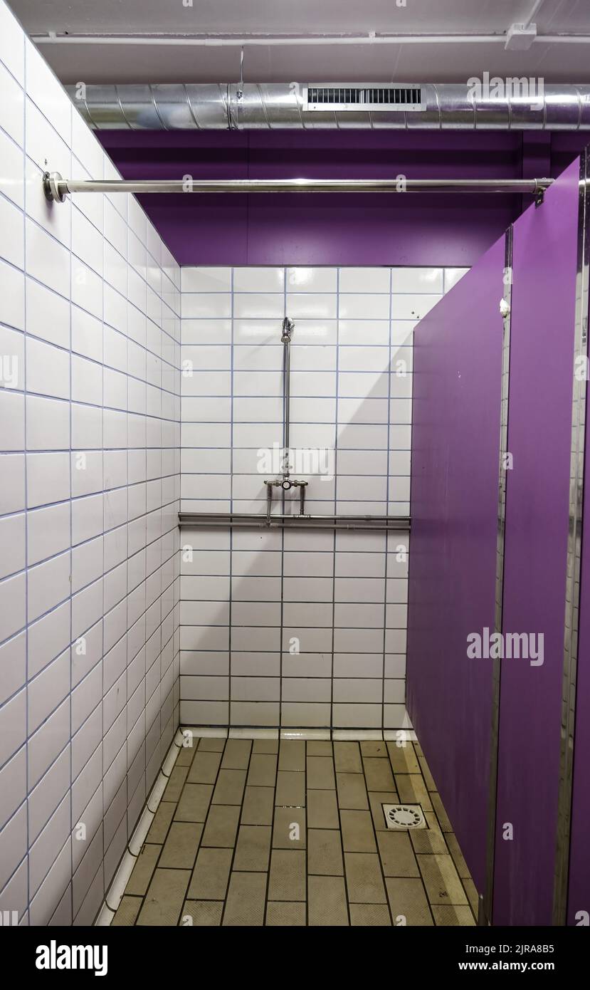 School showers immagini e fotografie stock ad alta risoluzione - Alamy