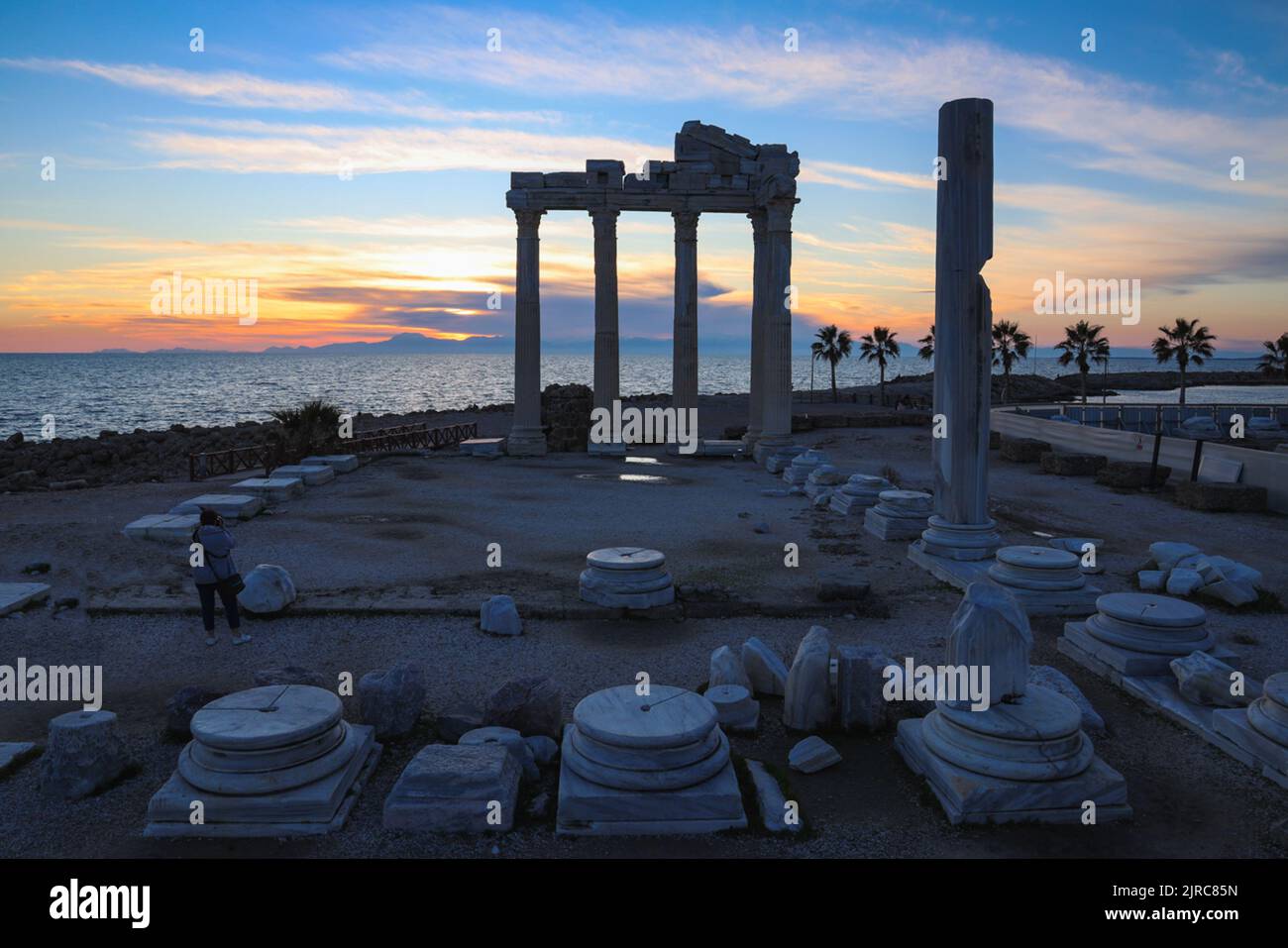 Tempio di Apollo al tramonto, antiche colonne storiche greche in marmo ...