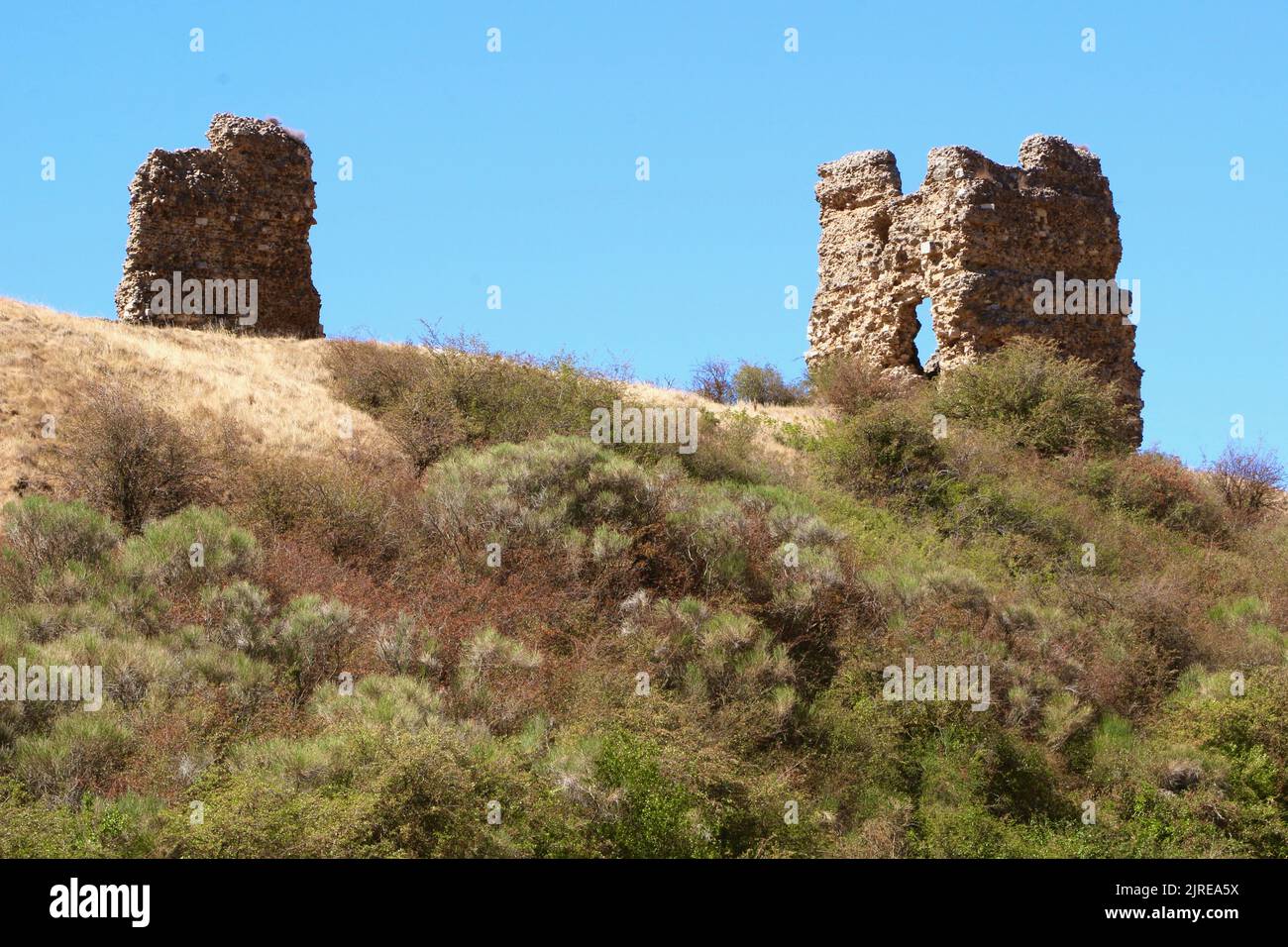 Il Castillo de los Condes de Saldaña medievale in rovina su una collina ...