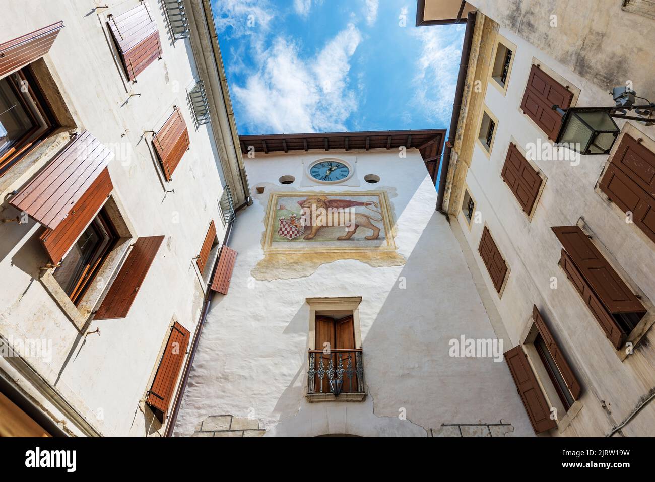 Torre medievale nel paese di Spilimbergo (torre occidentale) con il ...