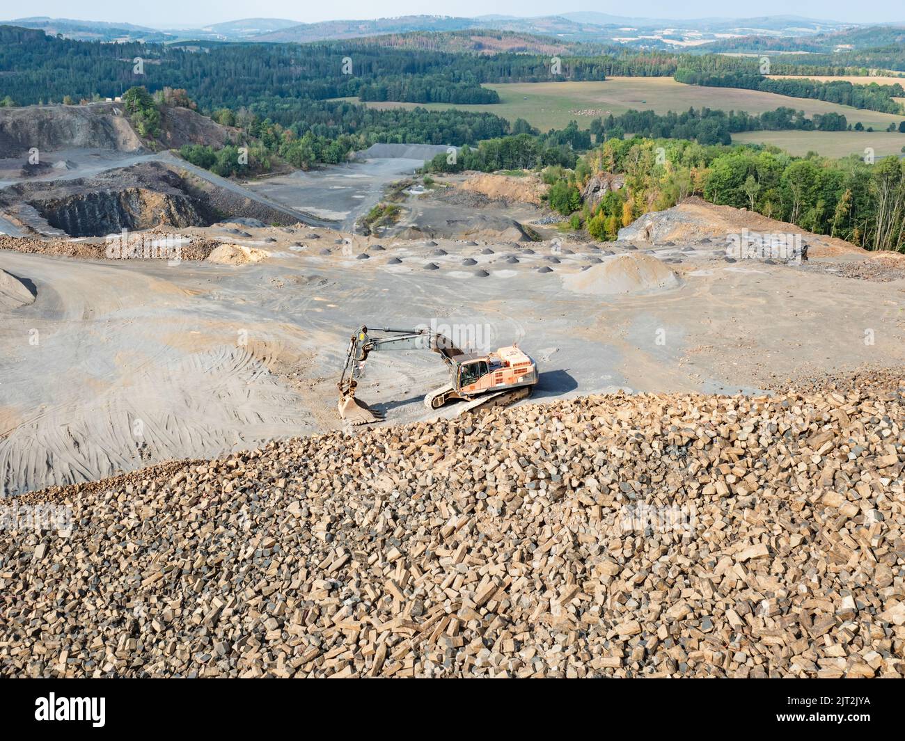 Il caricatore attende il dumper. Macchinari pesanti nella cava di ...