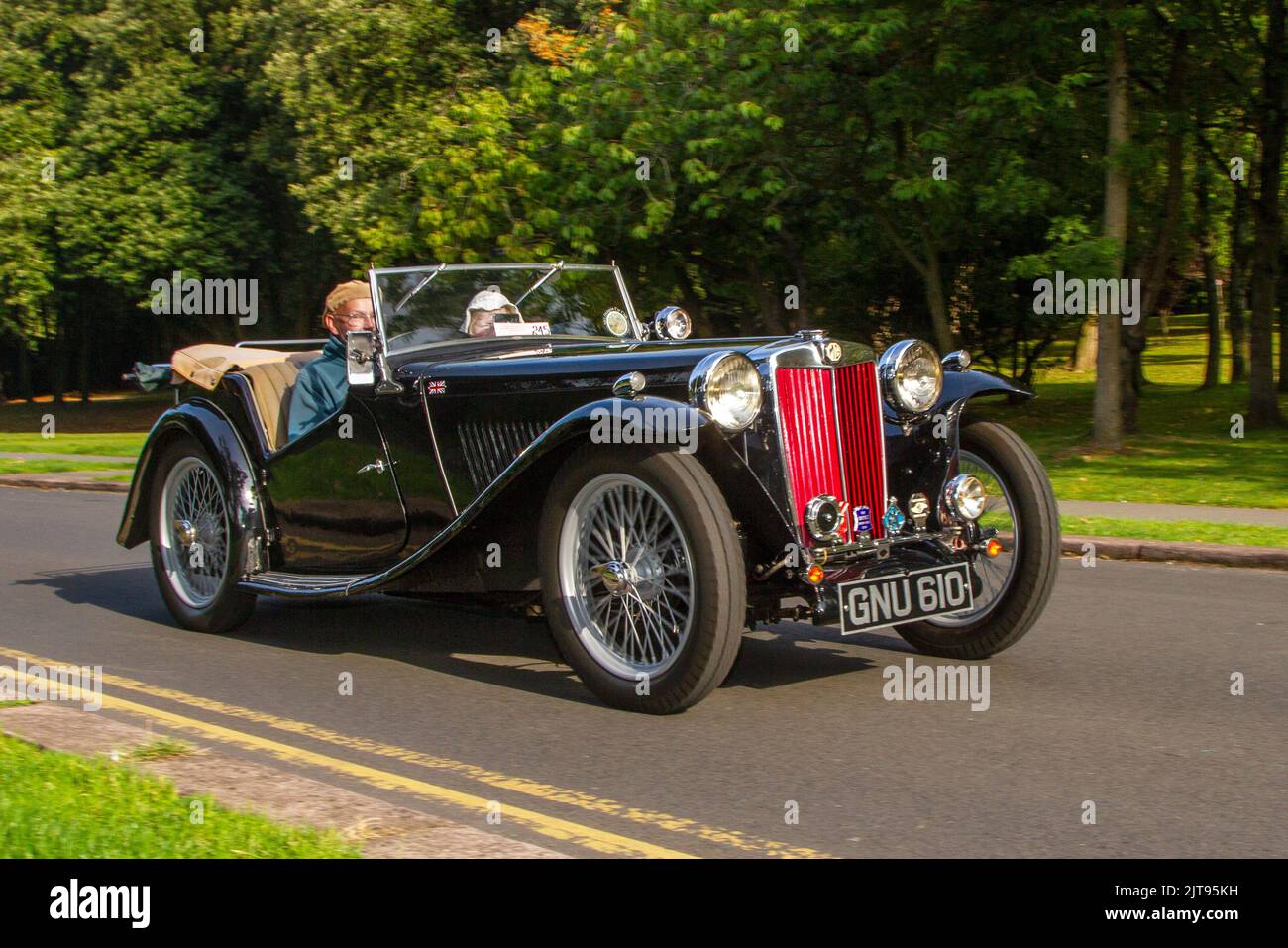 1939 30s Thirties Black pre-war MG berlina aperta 1292cc; arrivo all ...