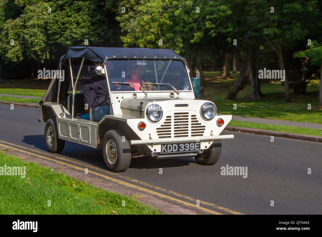 1967 60s anni Sessanta MORRIS MOKE; arrivo all'annuale Stanley Park ...