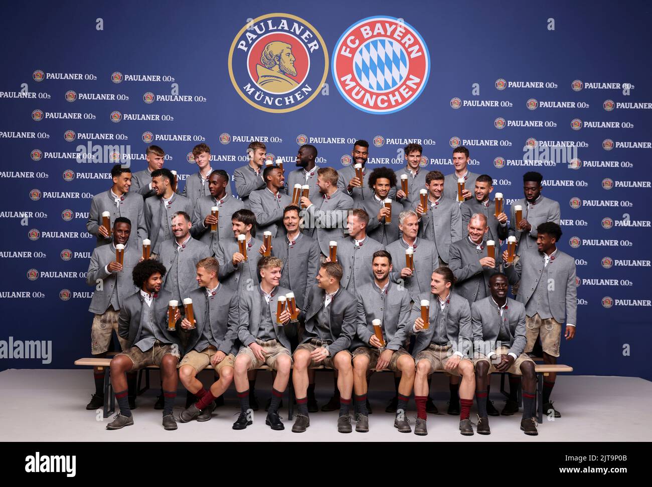 (erste Reihe v.l.) Serge Gnabry, Joshua Kimmich, Torwart Johannes ...
