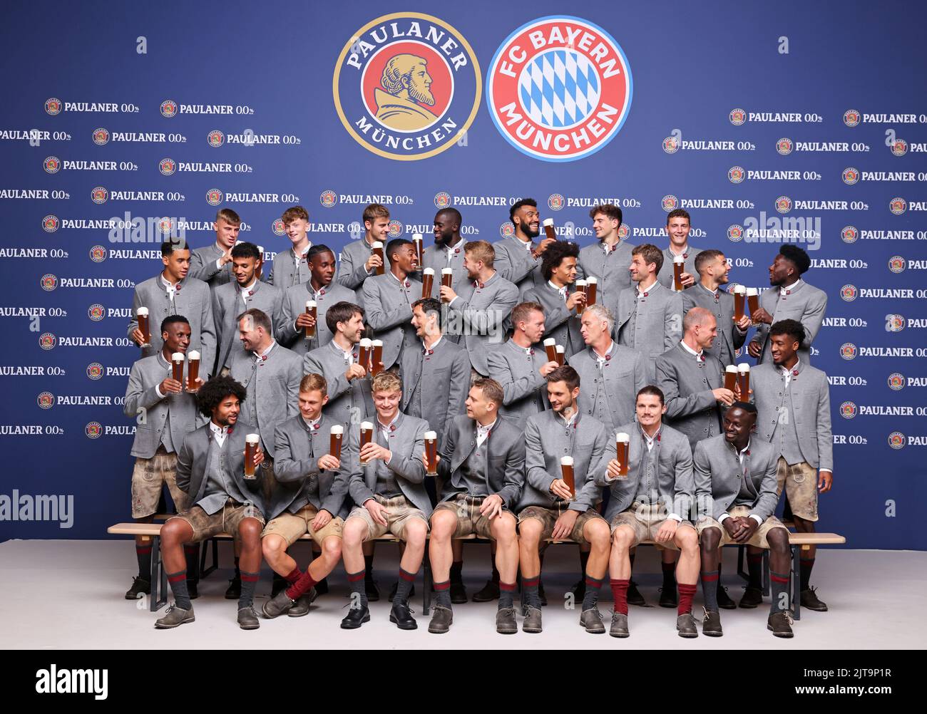 (erste Reihe v.l.) Serge Gnabry, Joshua Kimmich, Torwart Johannes ...