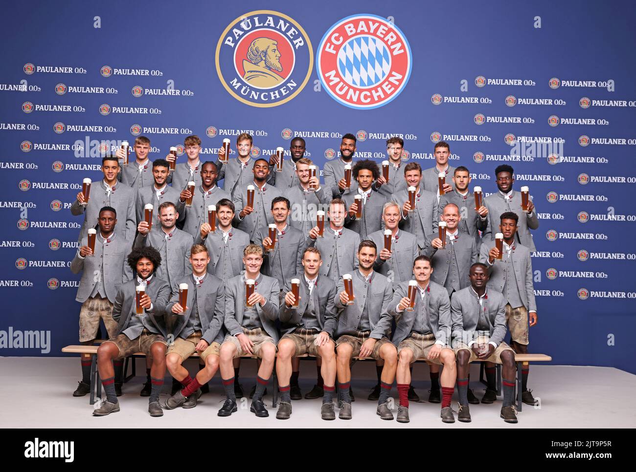 (erste Reihe v.l.) Serge Gnabry, Joshua Kimmich, Torwart Johannes ...