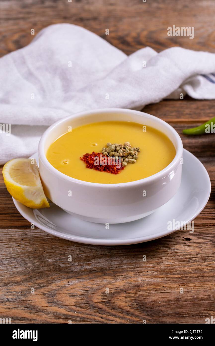 Zuppa di lenticchie. Zuppa di lenticchie in tensione su sfondo di legno ...
