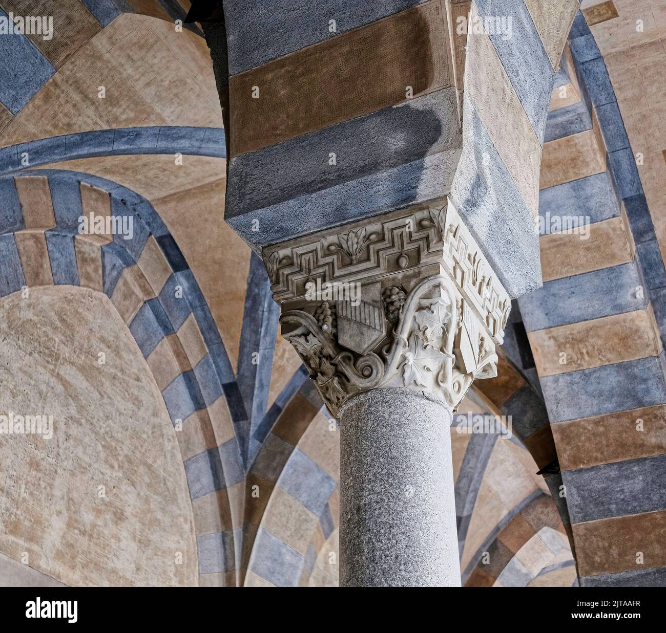 La bellissima ed iconica Cattedrale di Sant'Andrea (Duomo di Amalfi) ad ...