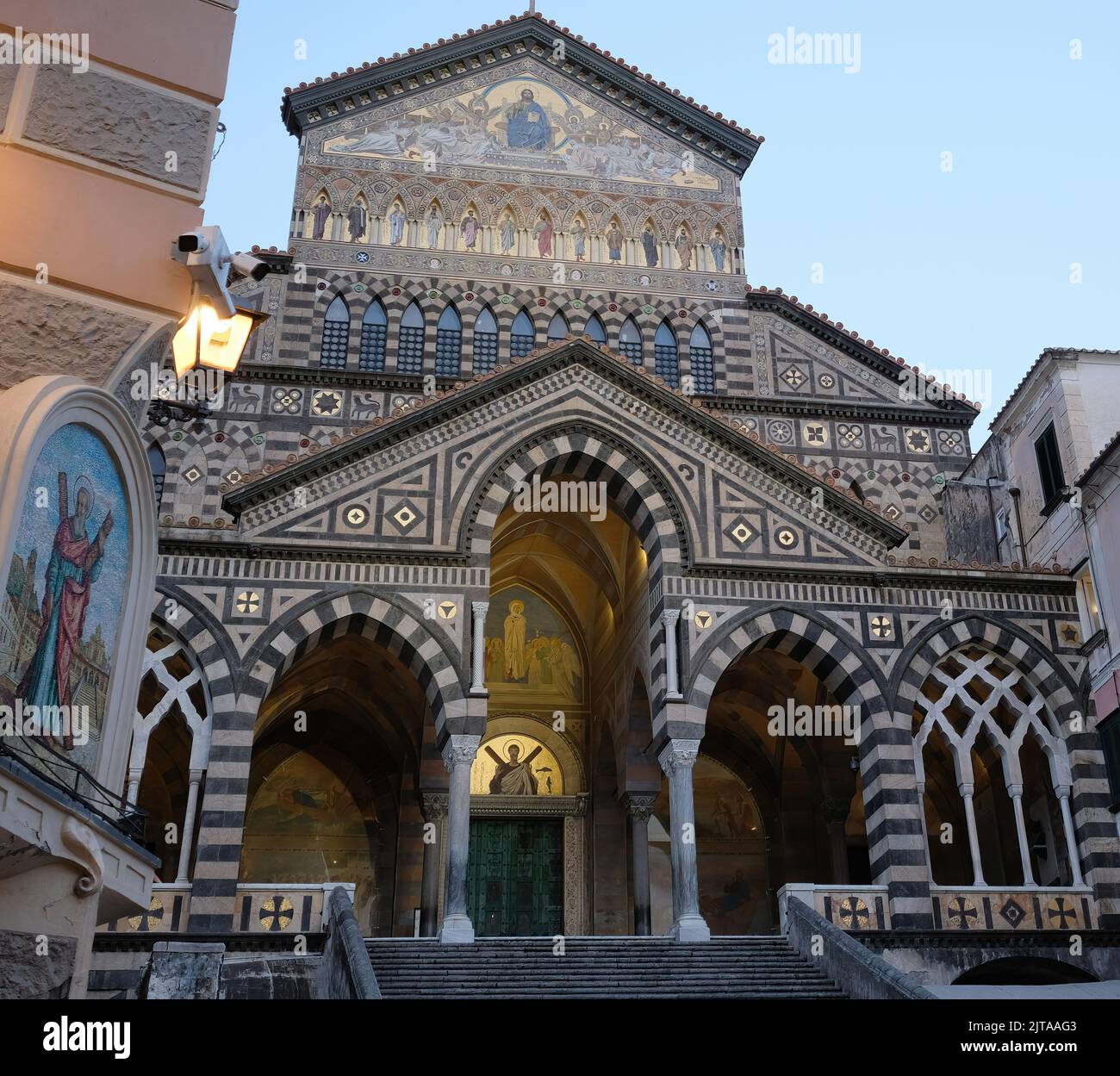 La bellissima ed iconica Cattedrale di Sant'Andrea (Duomo di Amalfi) ad ...