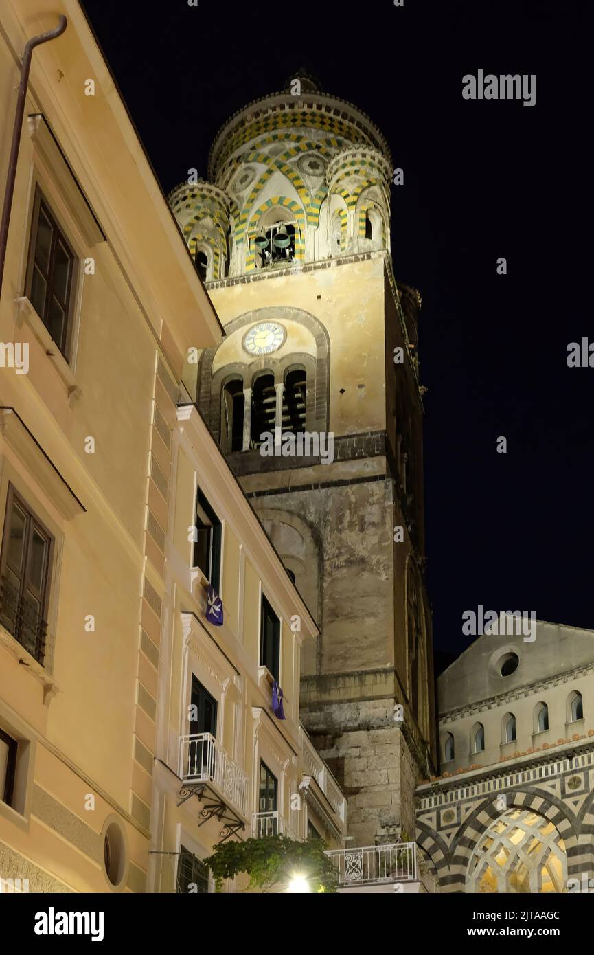 La bellissima ed iconica Cattedrale di Sant'Andrea (Duomo di Amalfi) ad ...
