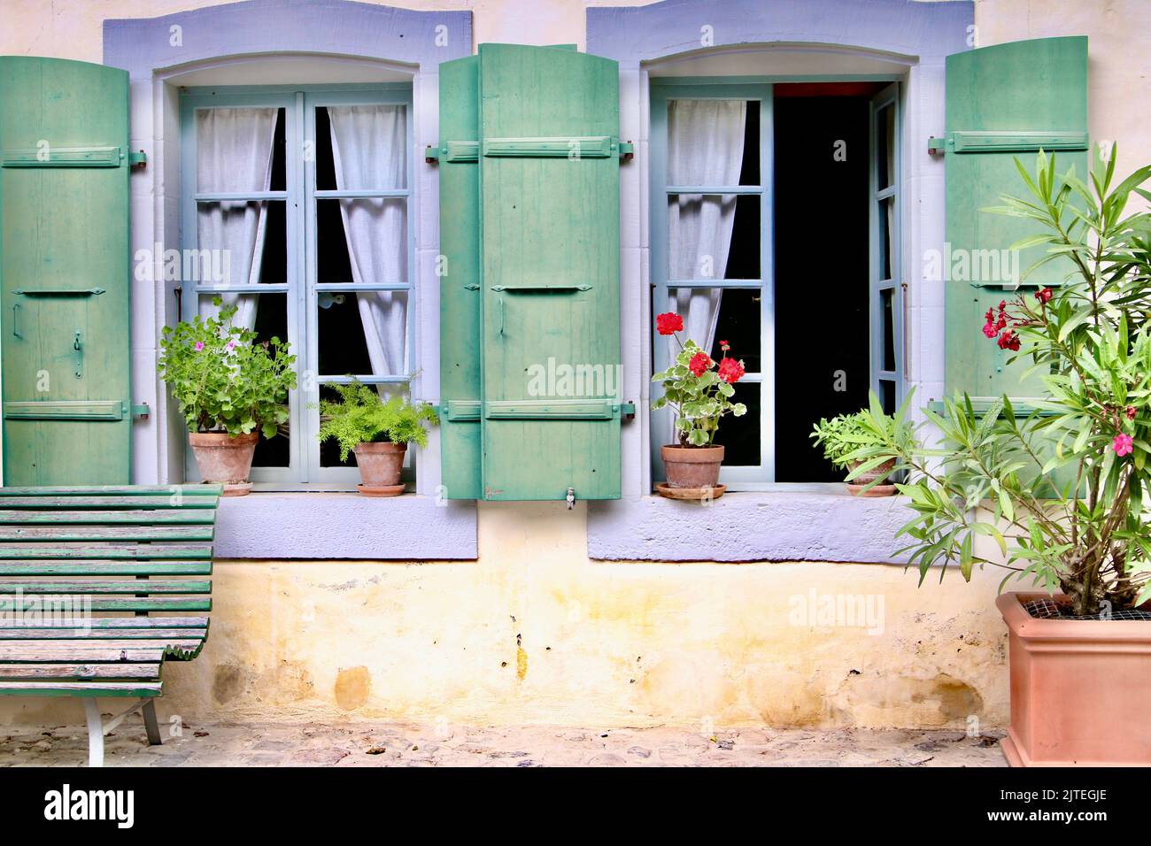 Finestre in stile francese immagini e fotografie stock ad alta ...