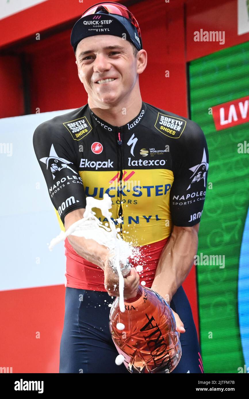 Il belga Remco Evenepoel di Quick-Step Alpha Vinyl festeggia sul podio con champagne dopo aver ...