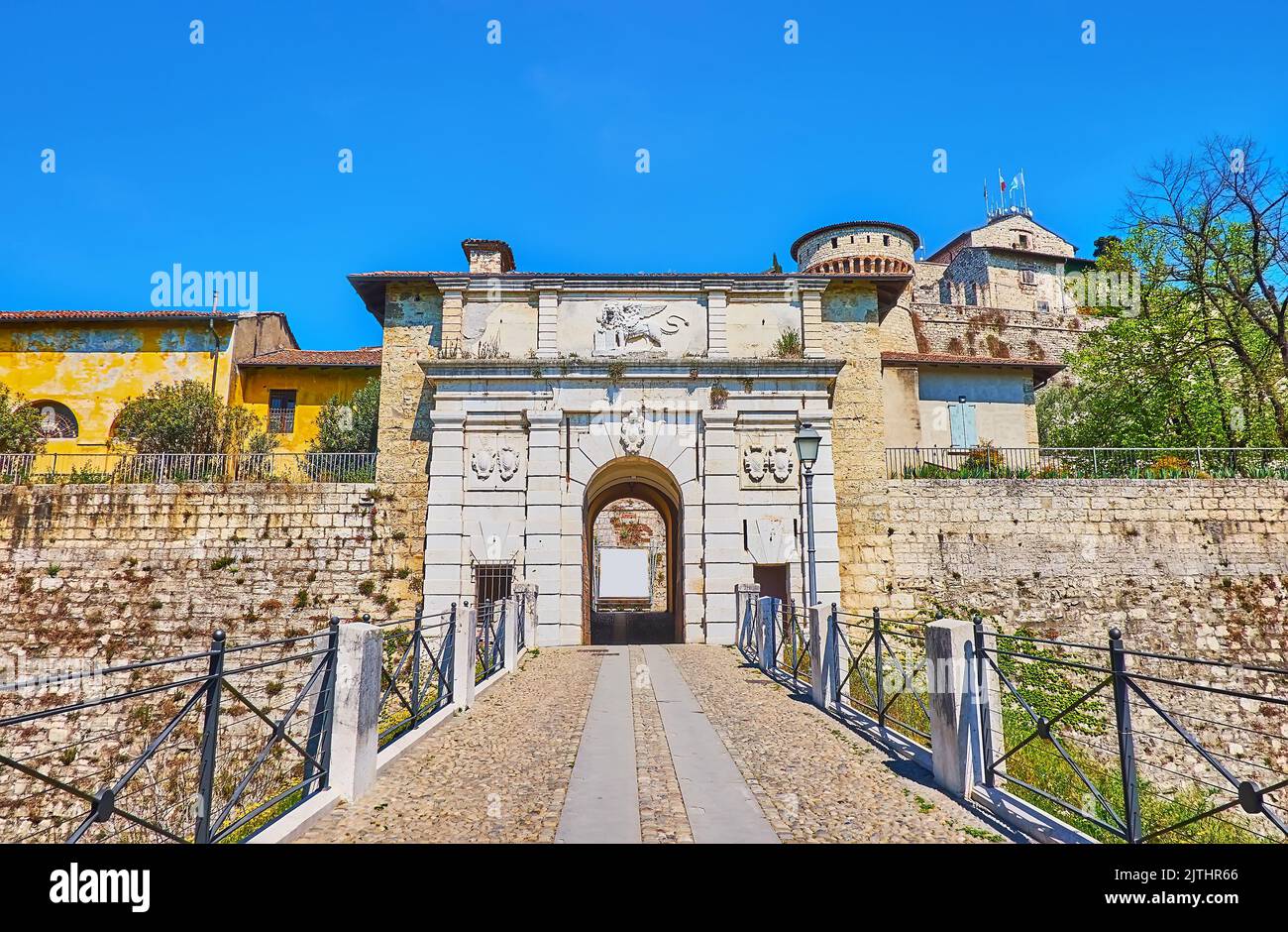 Il Castello medievale di Brescia con mura in pietra, bastioni, torri ...