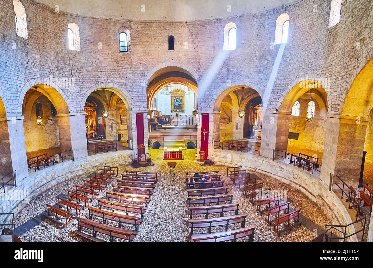 BRESCIA, ITALIA - 10 APRILE 2022: Il panorama verticale della Co ...