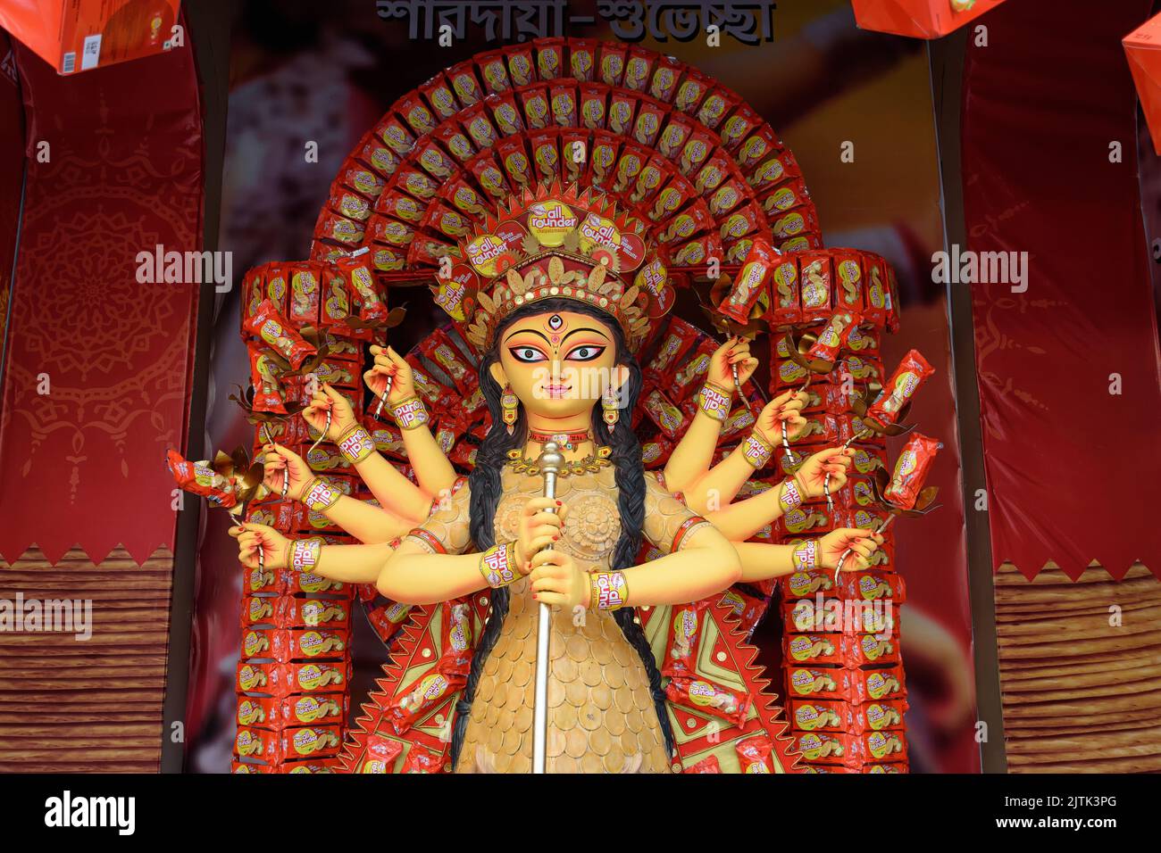 La dea Durga Degidol decorato a pandal puja a Kolkata, Bengala ...