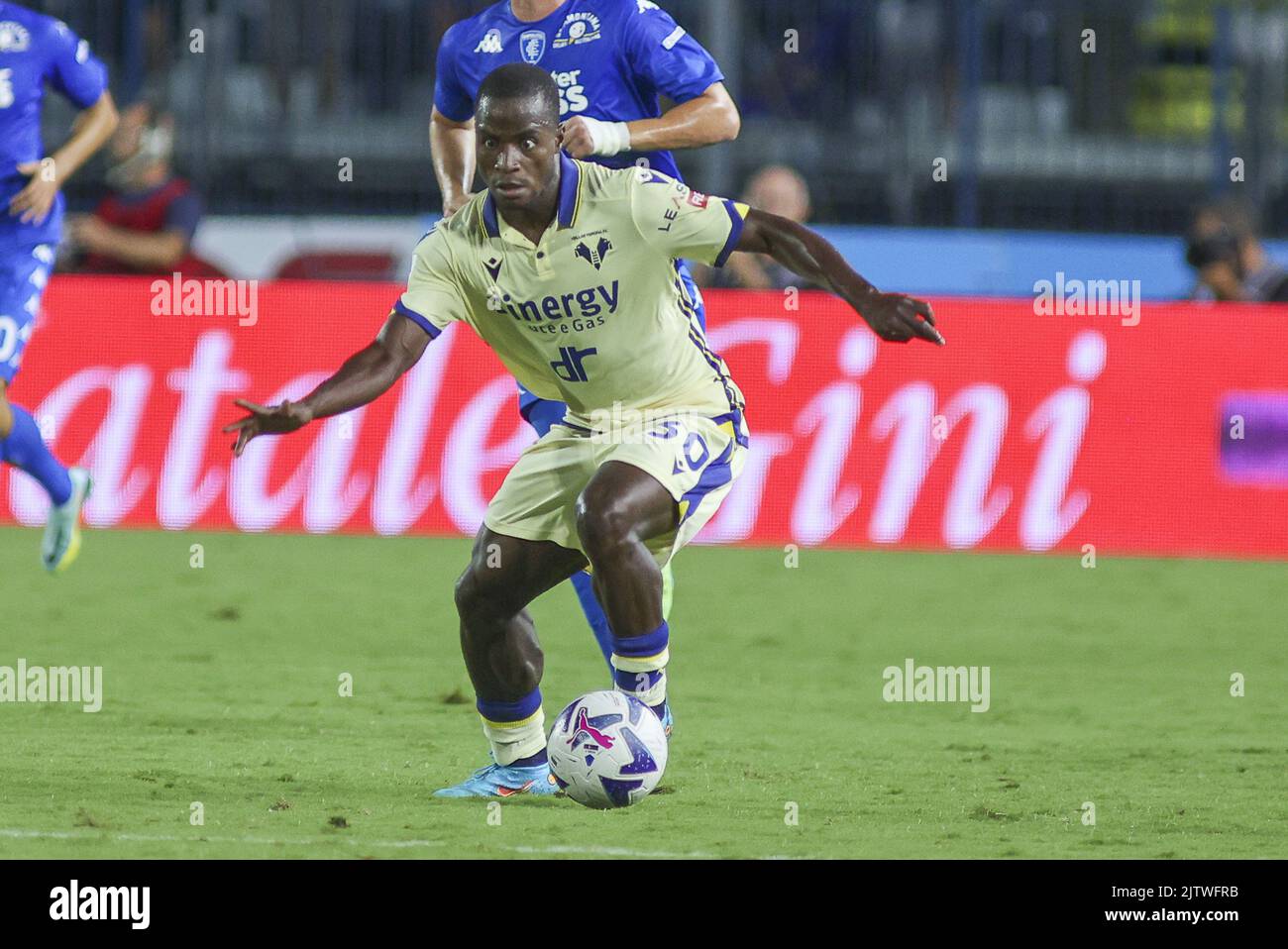 Yayah Kallon di Hellas Verona FC gioca la palla durante Empoli FC vs ...