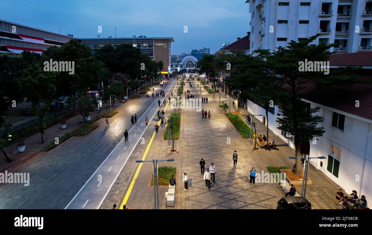Vista aerea della stazione ferroviaria di Jakarta Kota con sfondo del ...