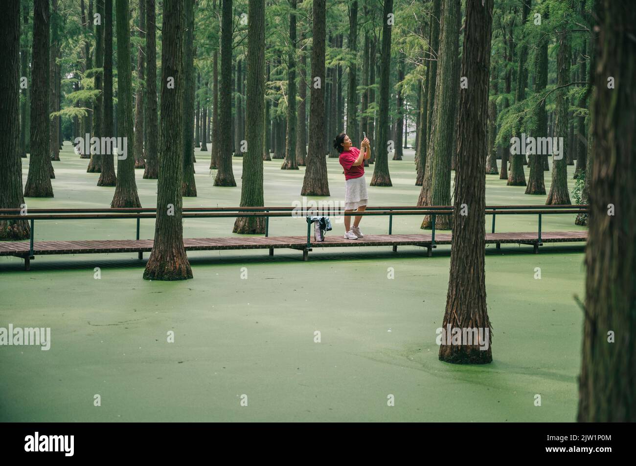 YANGZHOU, CINA - 1 SETTEMBRE 2022 - Un turista gioca al parco acquatico ...