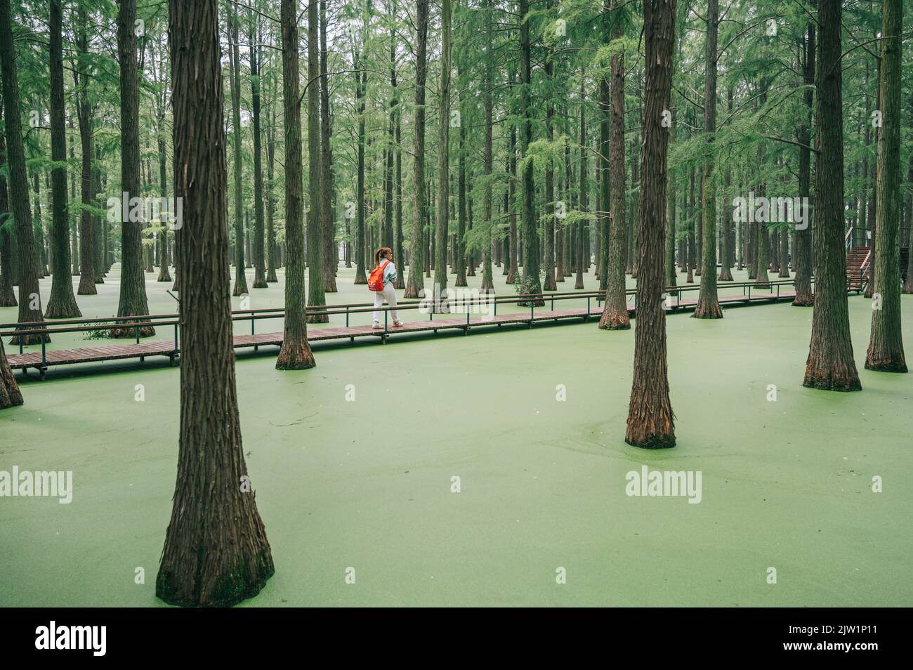 YANGZHOU, CINA - 1 SETTEMBRE 2022 - Un turista gioca al parco acquatico ...
