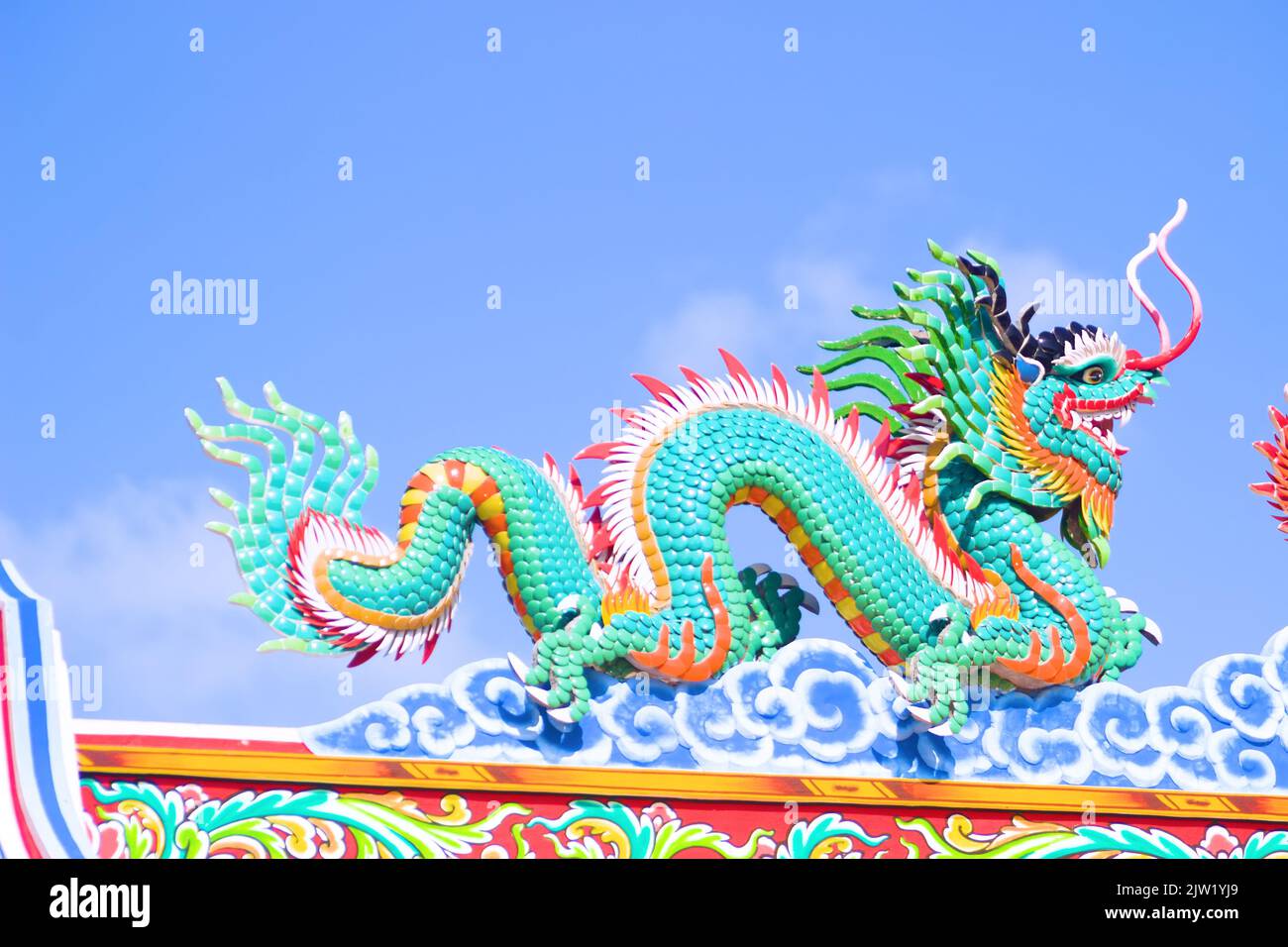 Elementi della scultura del Tempio Thai: drago, giano a tre facce ...