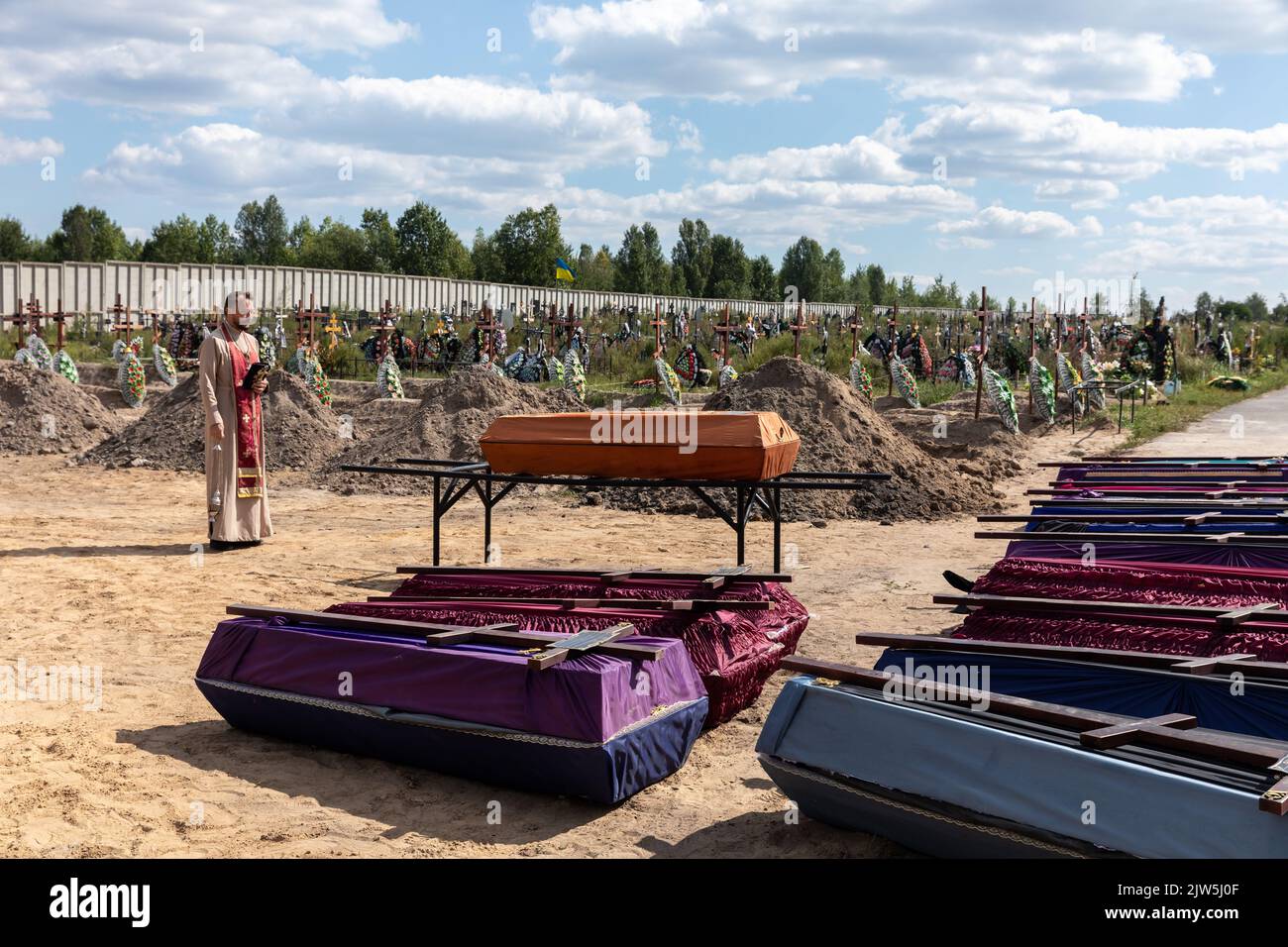 Bucha, Ucraina. 2nd Set, 2022. Un sacerdote legge una preghiera ed ...