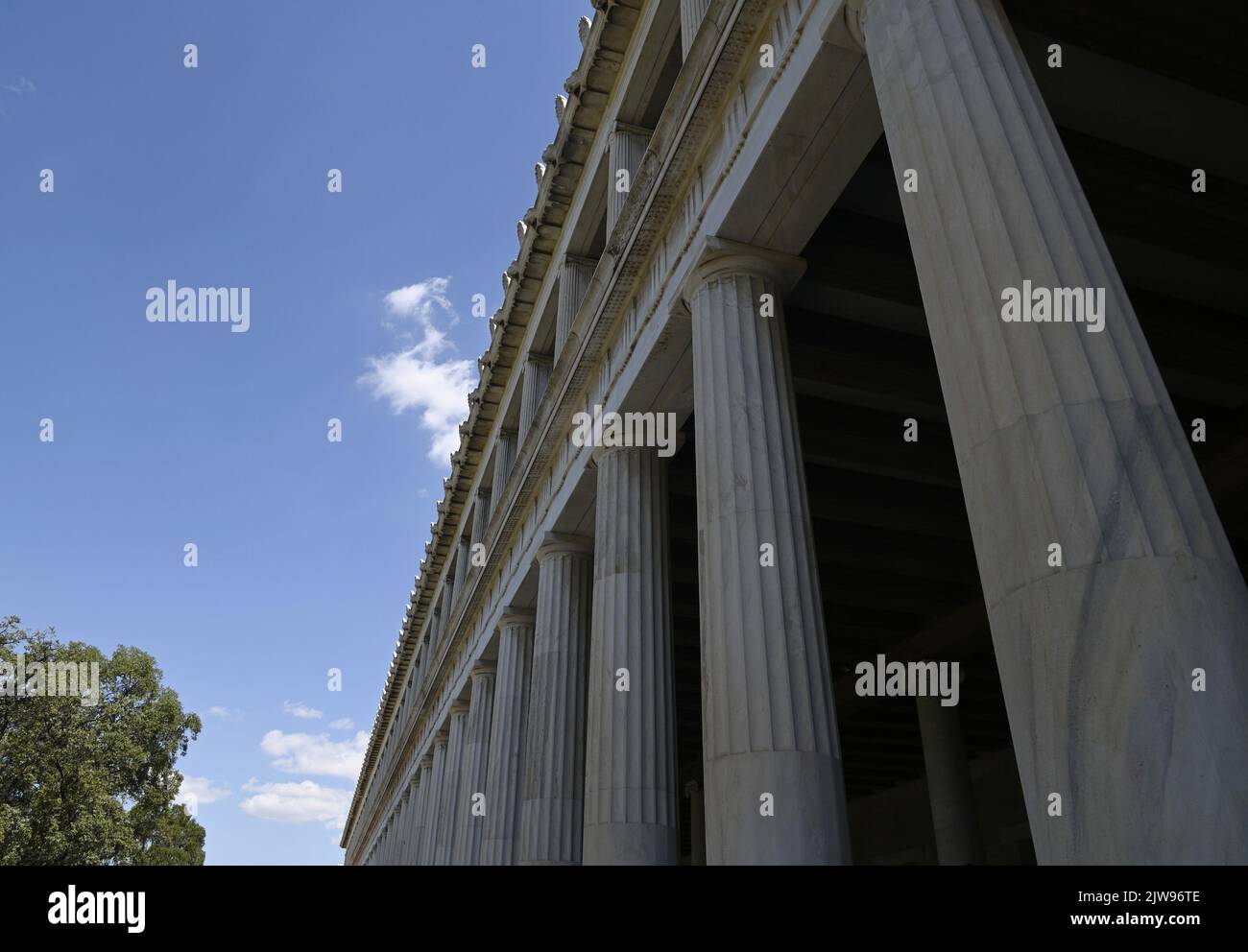 Veduta esterna panoramica della tipica Stoa di Attalos, periodo ...
