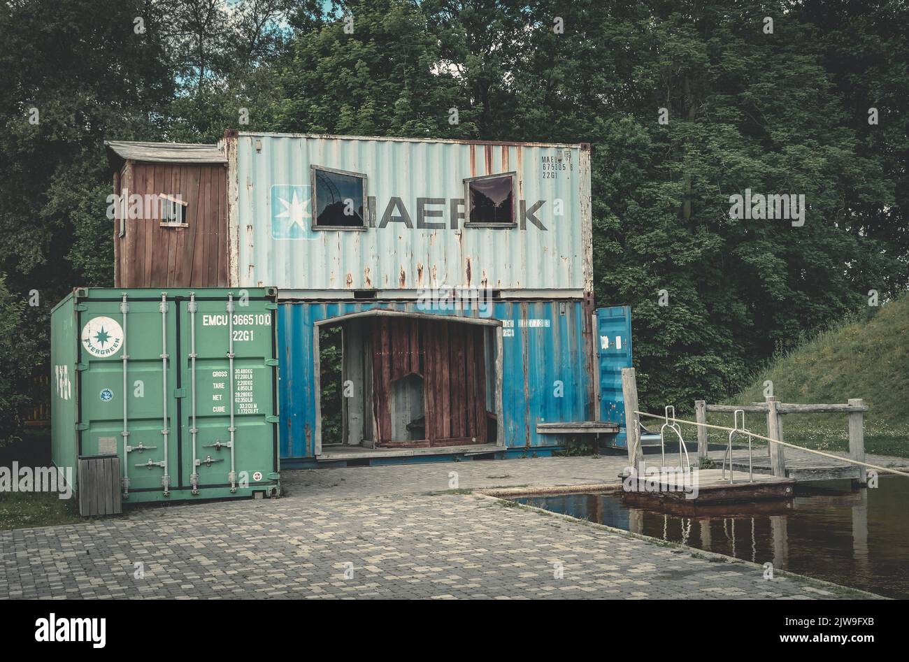 Vecchi contenitori di metallo immagini e fotografie stock ad alta ...