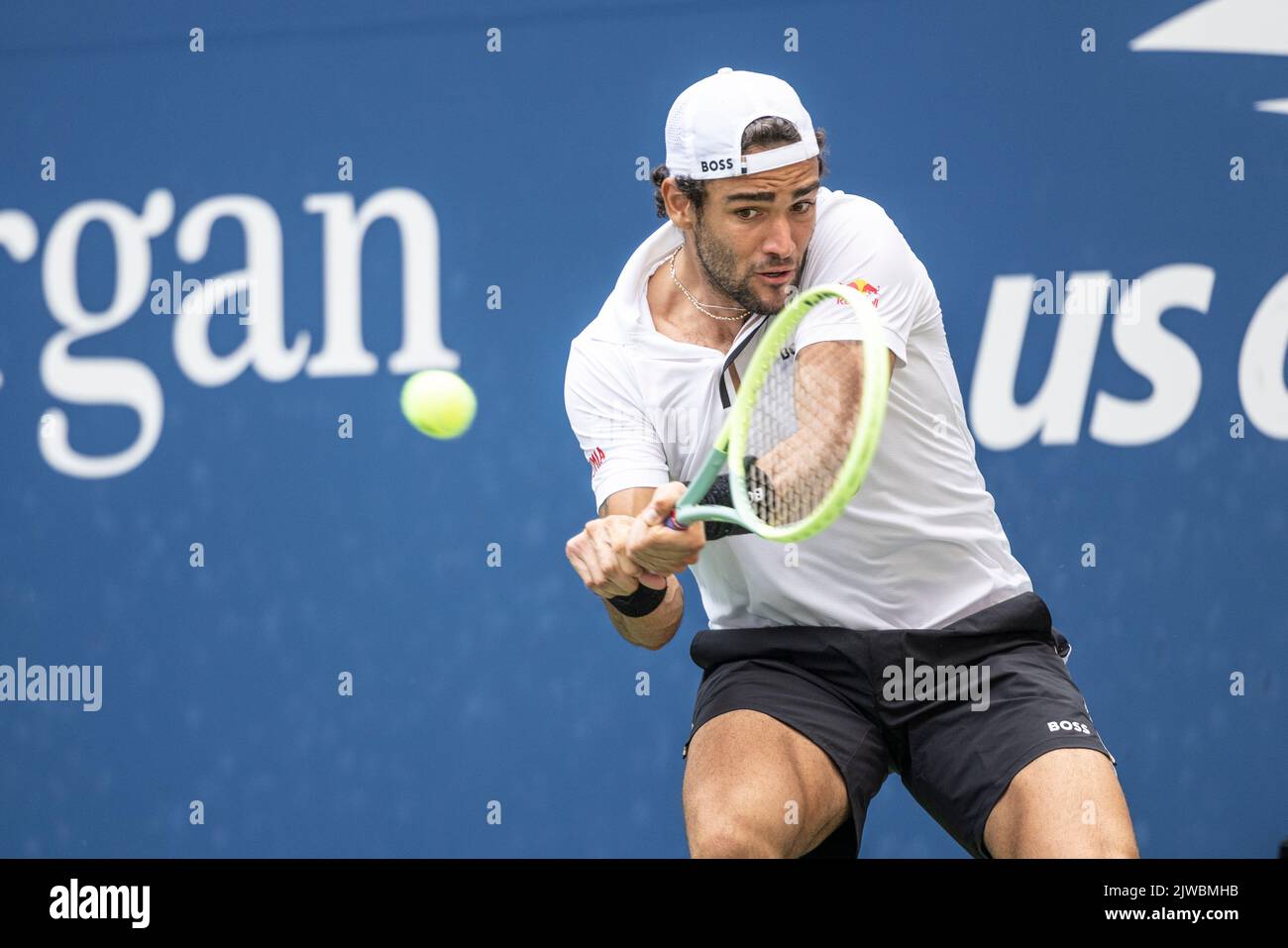New York, NY - 4 settembre 2022: Matteo Berrettini d'Italia torna in palla durante il 4th° round ...