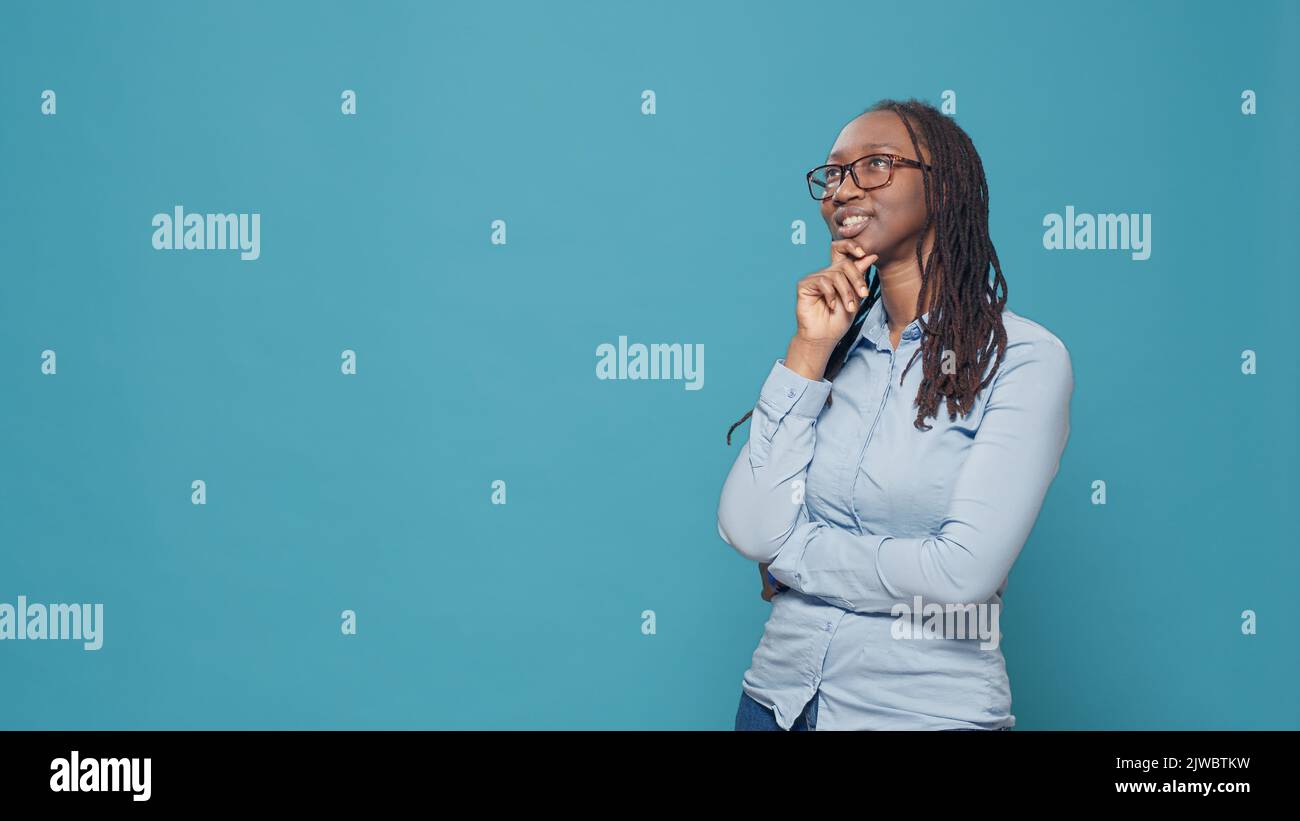 Ritratto della persona penitente brainstorming idee e ponderando la ...