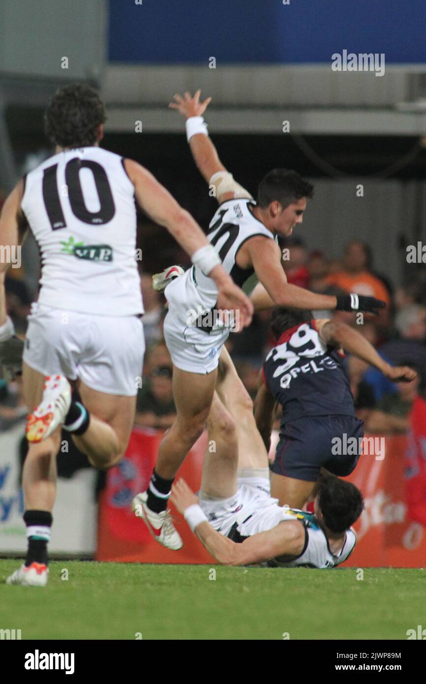 Jasper Pittard di Port sotto il compagno di squadra Chad Wingard e ...