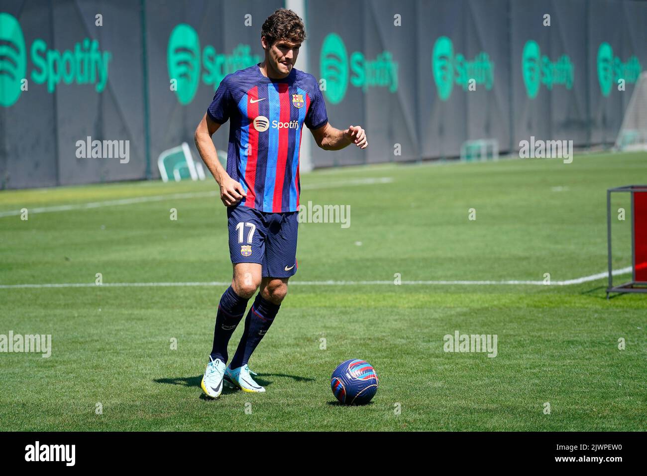 Marcos Alonso durante la sua presentazione come nuovo giocatore del FC ...