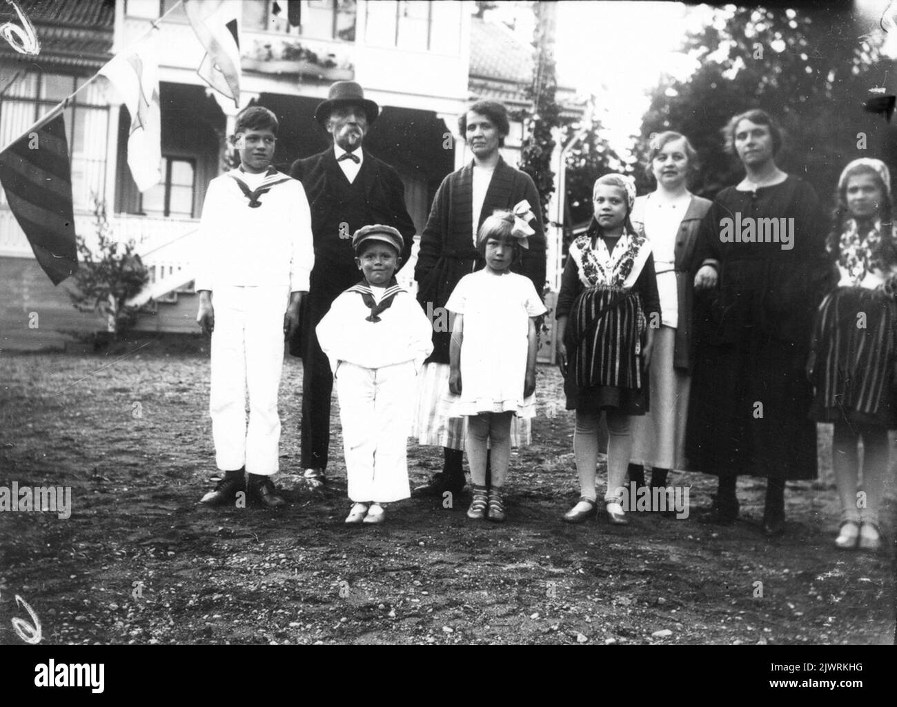 Metà estate 1922 a 'Nacka', Norrlandet. I bambini si chiamano Erik ...