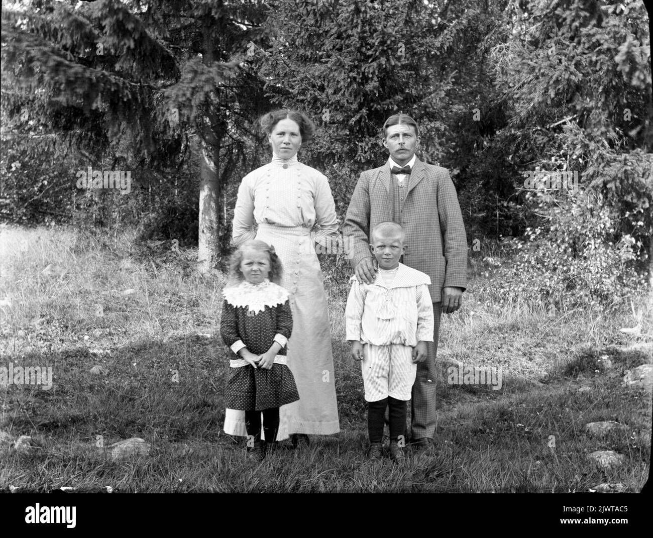 Emma e Edvard Lindstedt con i figli Svea e Gunnar ad ovest Hästbo Heden ...