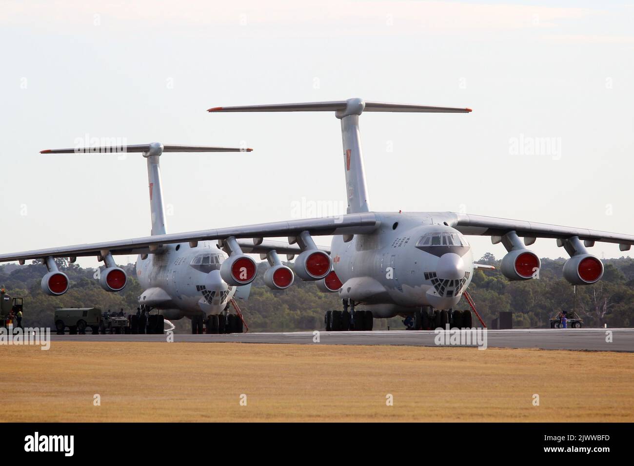 Due velivoli militari cinesi IIyushin il-76 sul tarmac a RAAF Pearce a ...