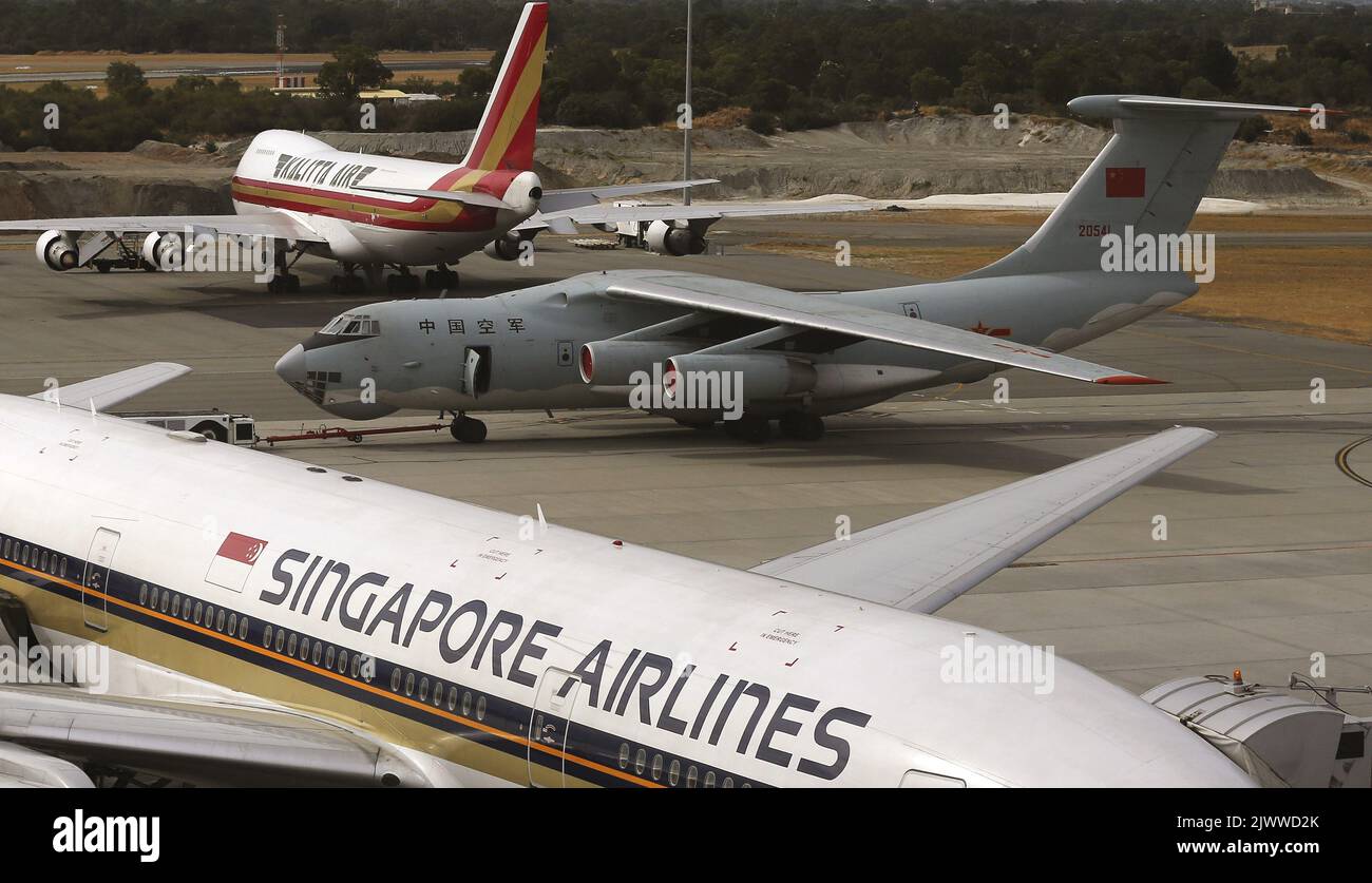 Un aereo cinese di Ilyushin 76 è trainato lungo il tarmac all'aeroporto ...