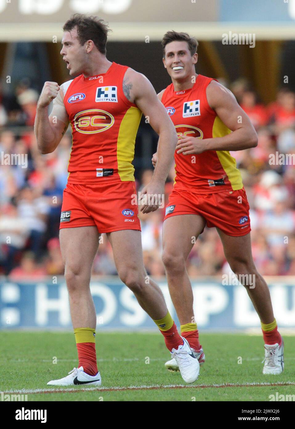 Il giocatore dei Suns Luke Russell festeggia dopo aver calciato un gol ...