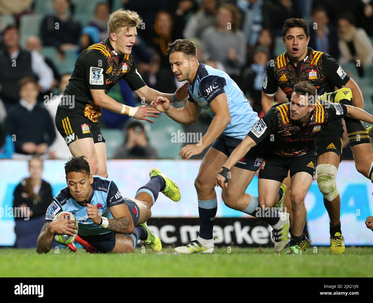 Israel Folau(left) of the Waratahs segna la sua seconda prova durante ...